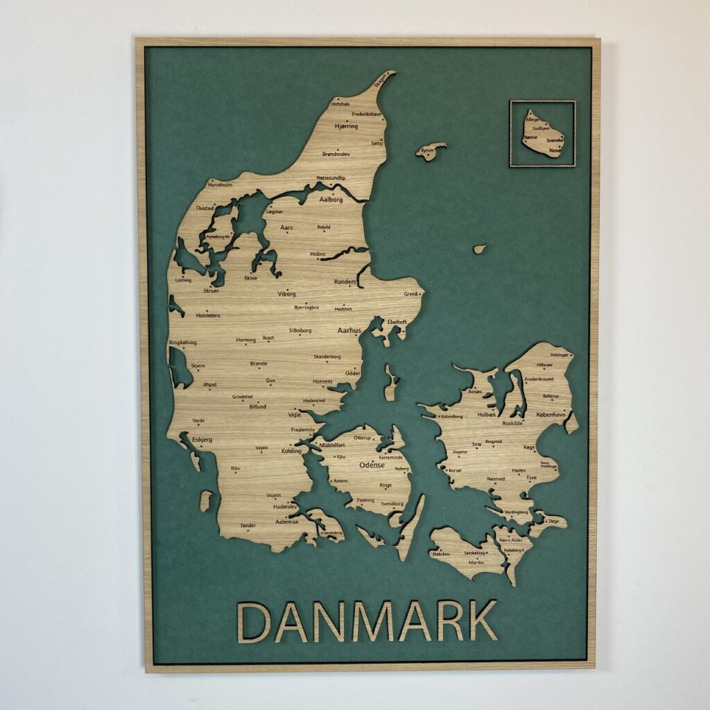 Danmarkskort i træ med ramme - WoodsUp